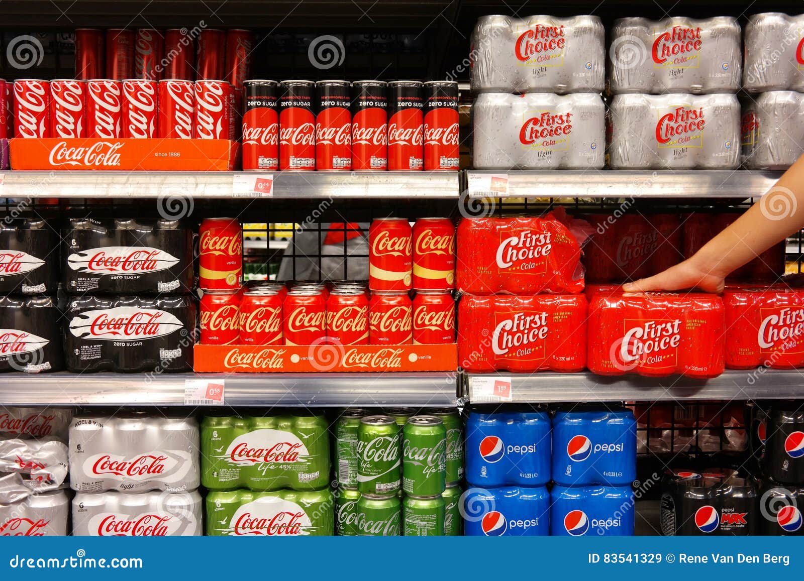 Diversas Marcas De Cola En Una Tienda Imagen de archivo editorial ...