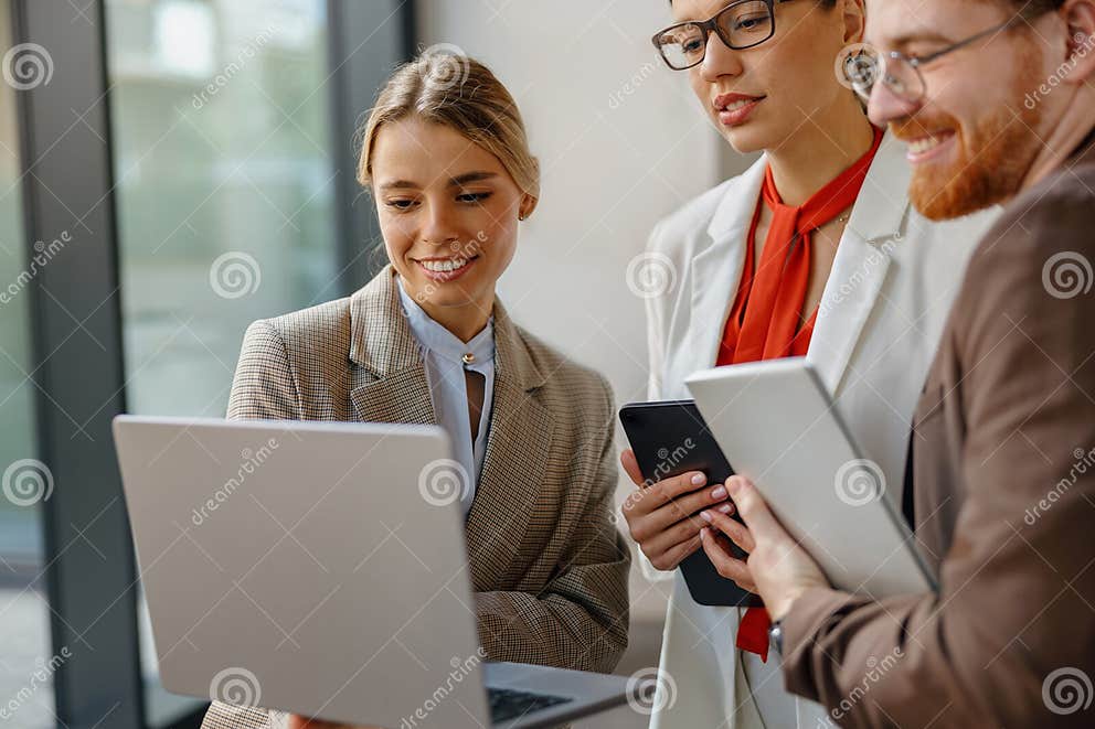 Engaging Collaborative Team Meeting in a Contemporary Modern Workspace ...