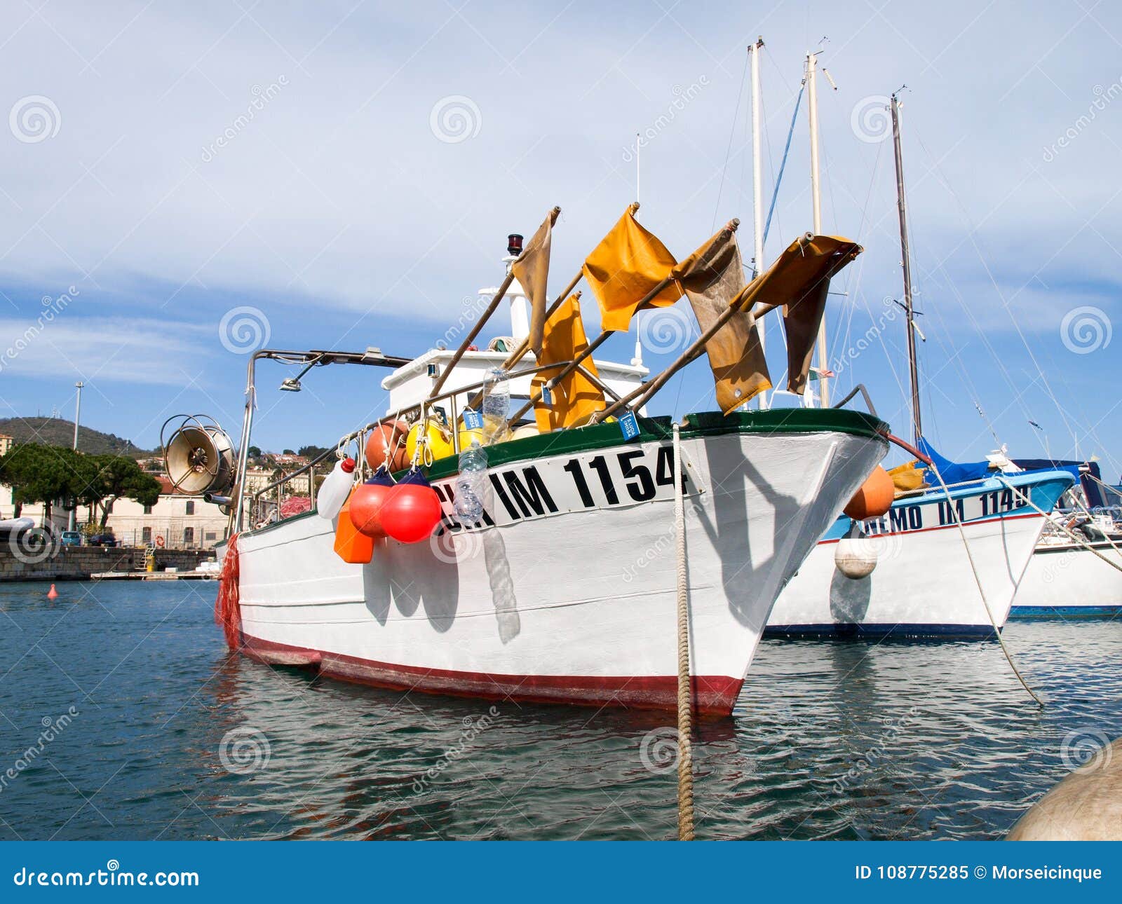 Diverse Die Boten in De Haven Worden Vastgelegd Redactionele Afbeelding ...