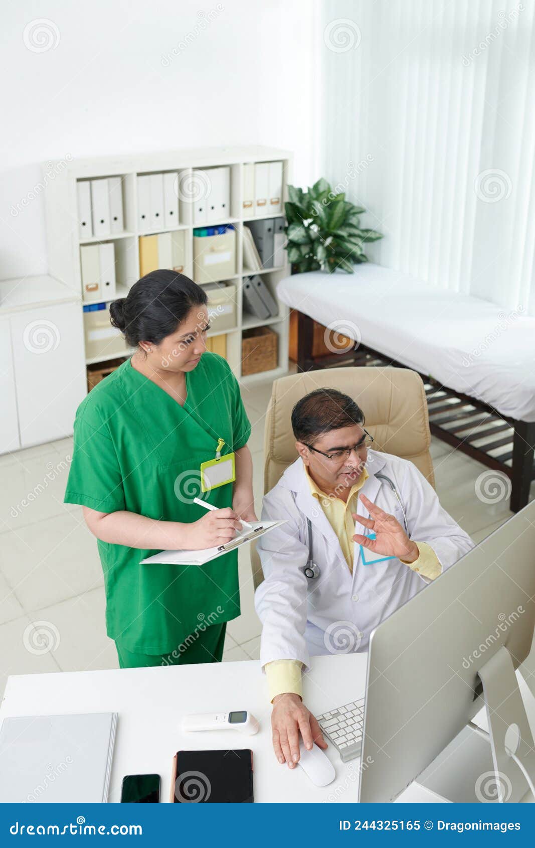 Doctors Discussing Medical Case Stock Image - Image of screen, patient ...
