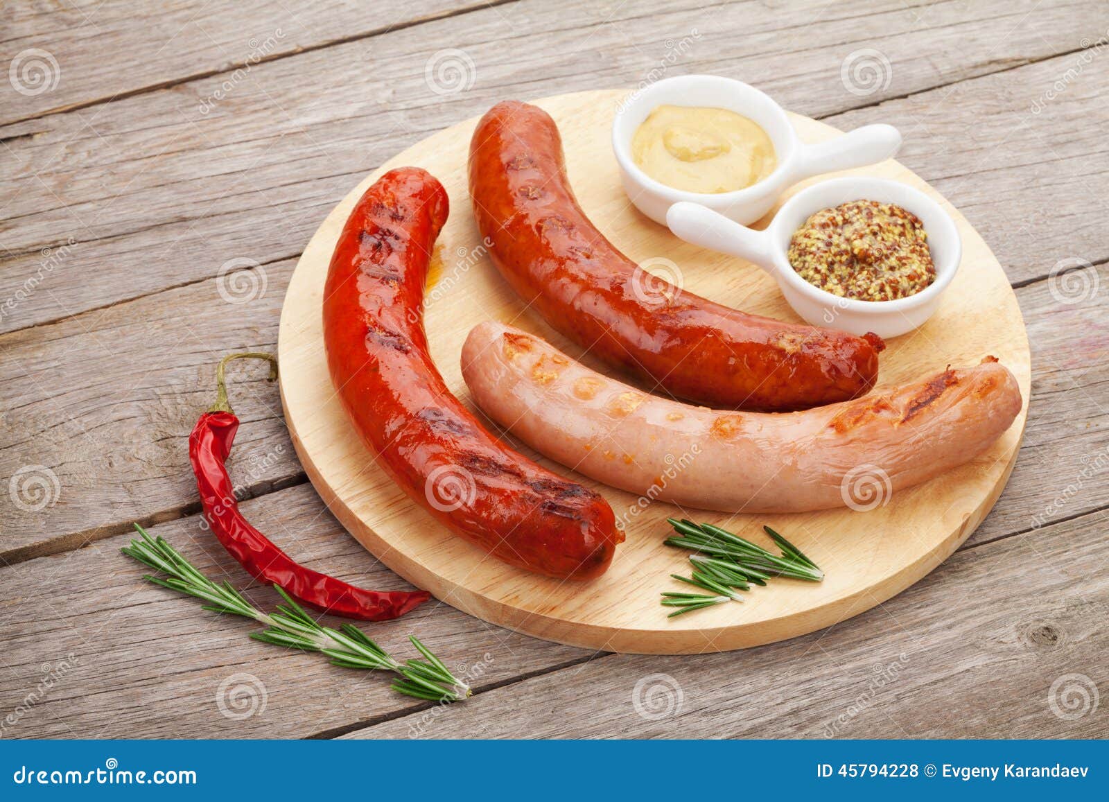 Diverse Geroosterde Worsten Met Specerijen Stock Foto - Image of hond ...