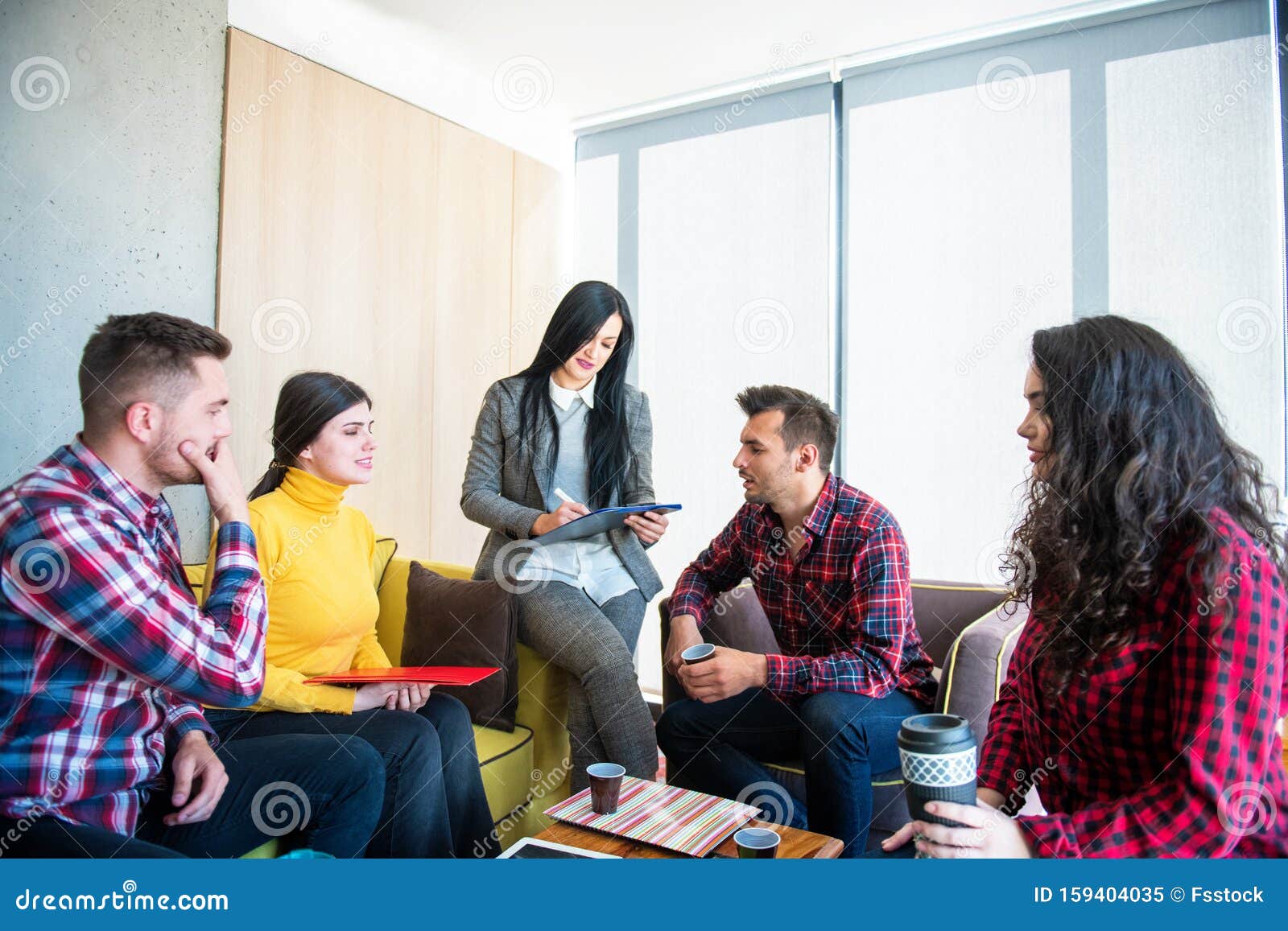 Diverse Groep Jongeren Die Samenwerken Stock Afbeelding - Image of ...