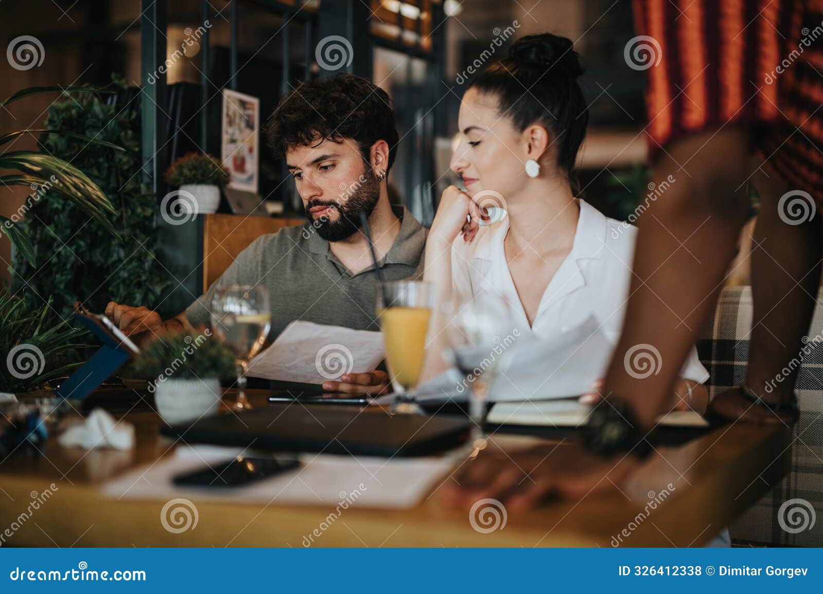 Diverse Group of People Collaborating at Coffee Bar in Relaxed Meeting ...