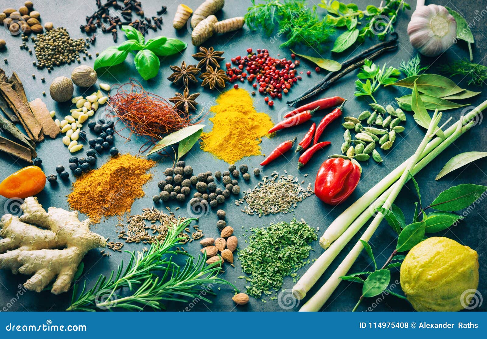 Diverse kruiden en kruiden stock foto. Image of culinair - 114975408