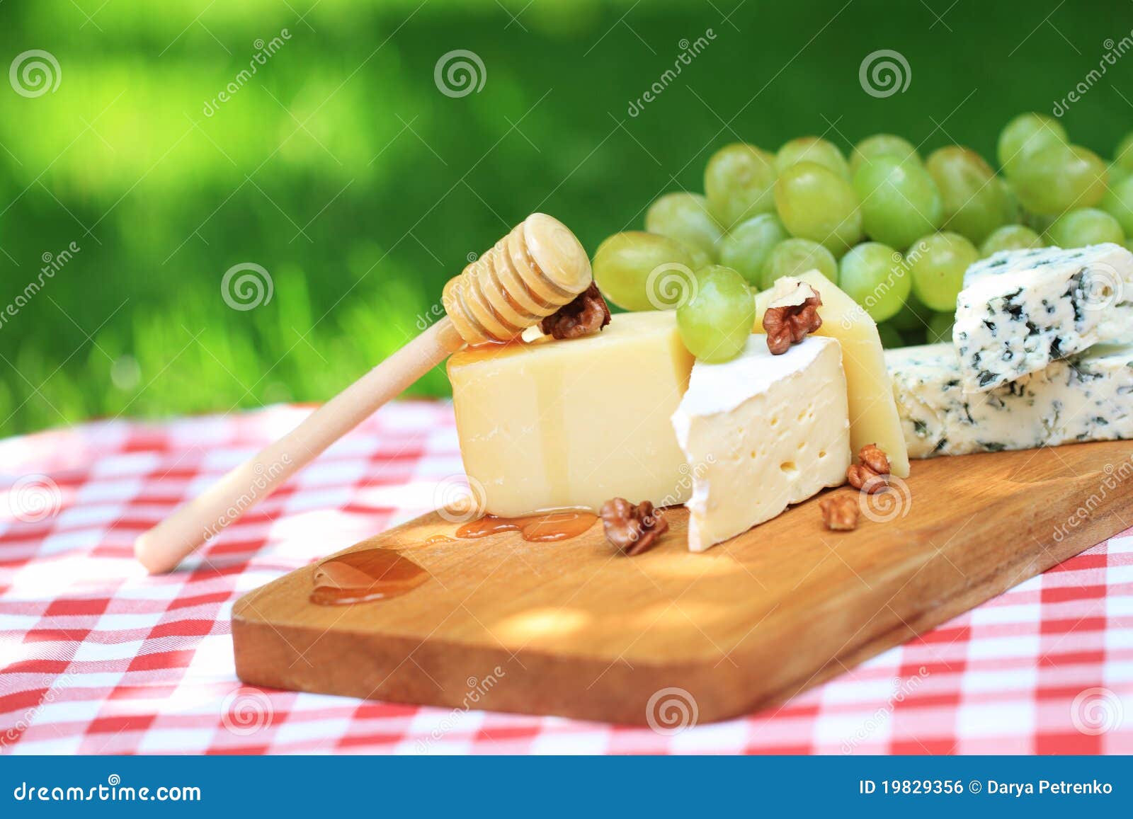 Diverse Soorten Kaas En Druiven Stock Foto - Image of drank, italië ...