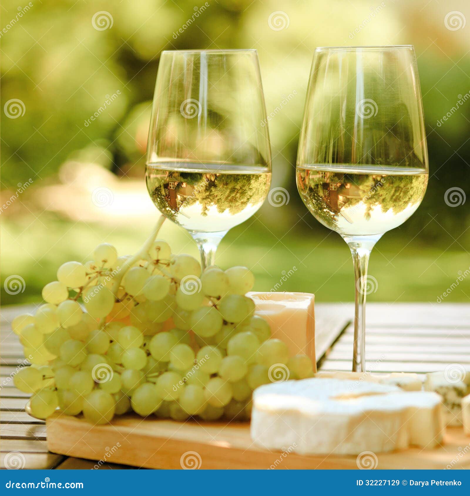 Diverse Soorten Kaas En Witte Wijn Stock Afbeelding - Image of brie ...