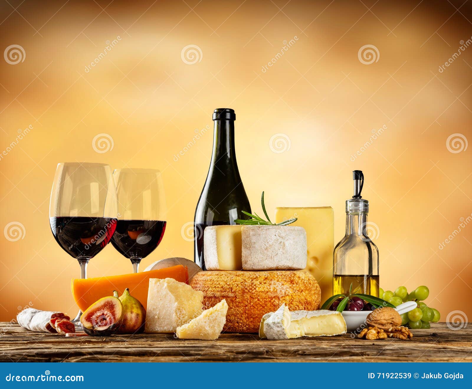 Diverse Types Van Kaas Met Rode Wijn Stock Afbeelding - Image of fles ...