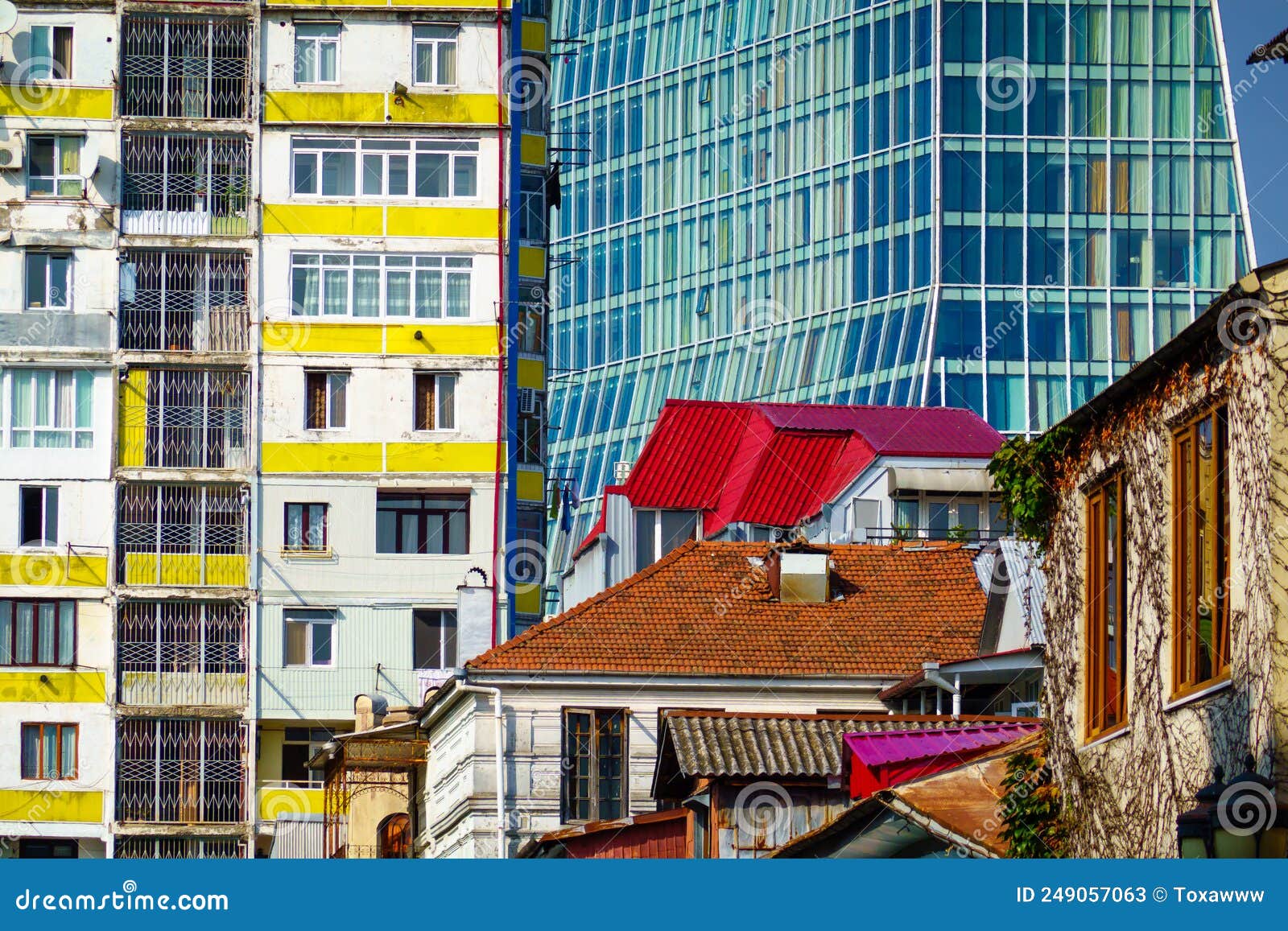 Diversi Tipi Di Edifici Per Strada Immagine Stock - Immagine di misero ...