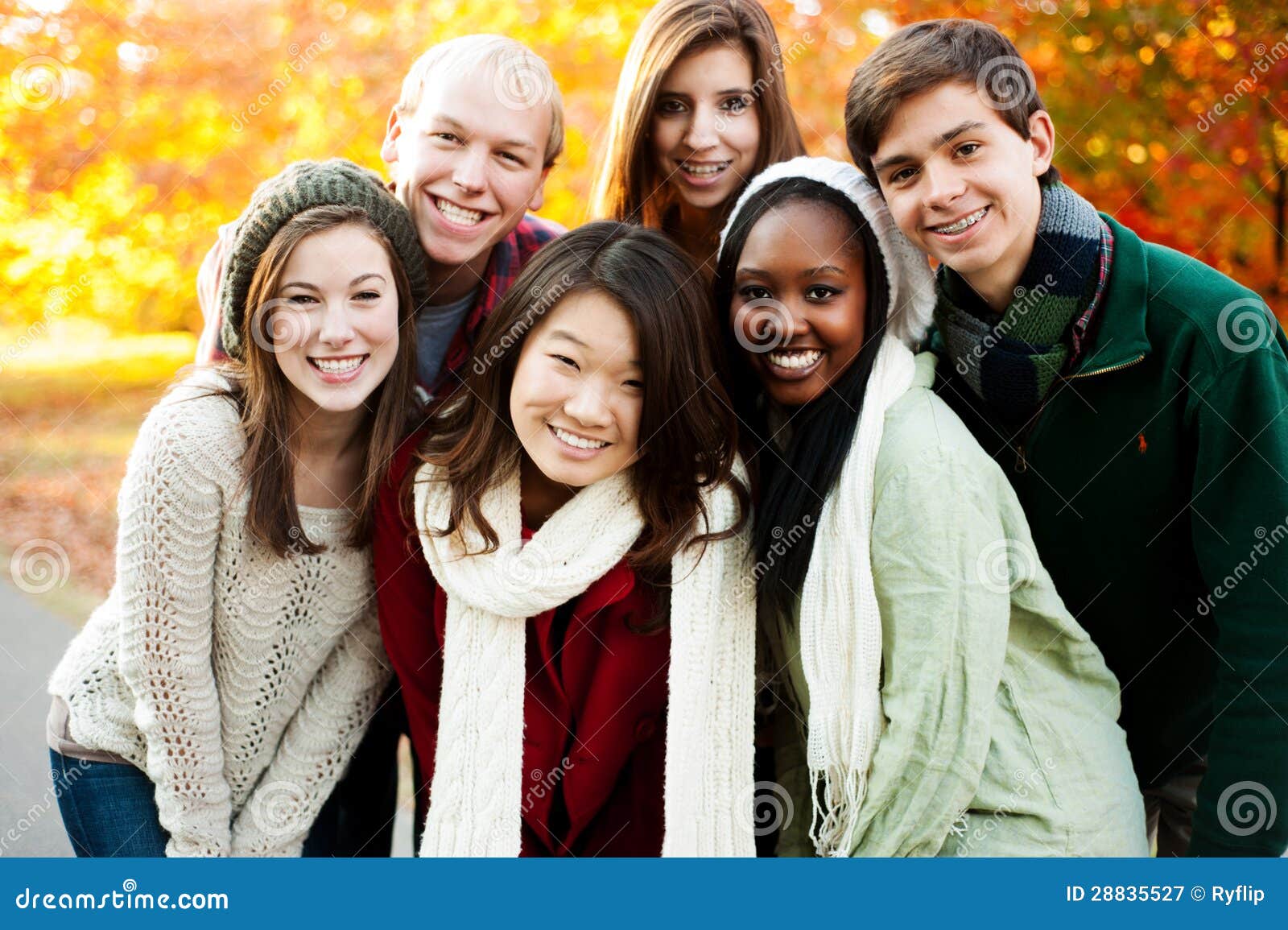 Diverso Gruppo Di Amici Insieme Immagine Stock - Immagine di uomini ...