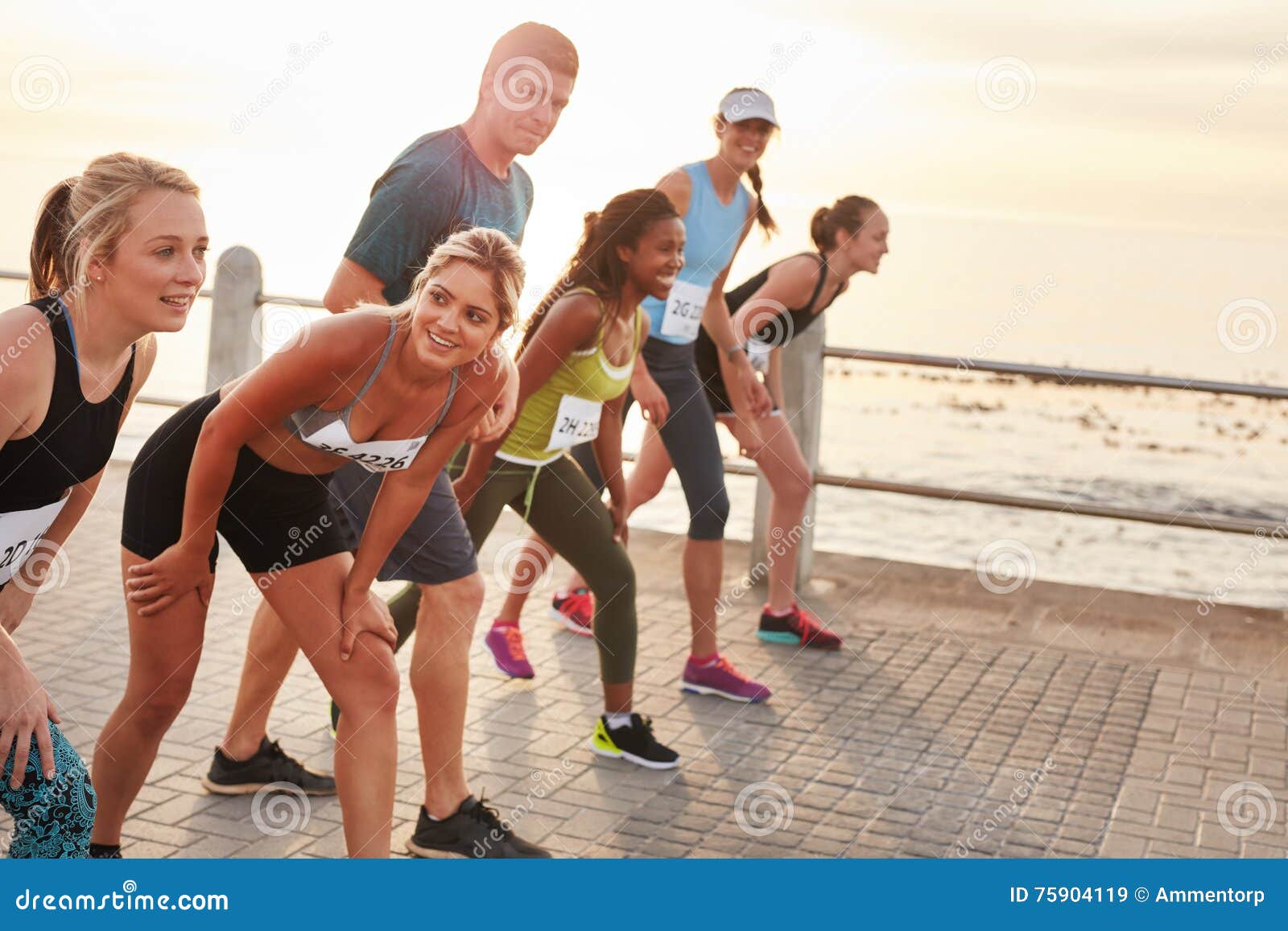 Diverso Gruppo Di Persone Che Corrono Insieme Immagine Stock - Immagine ...