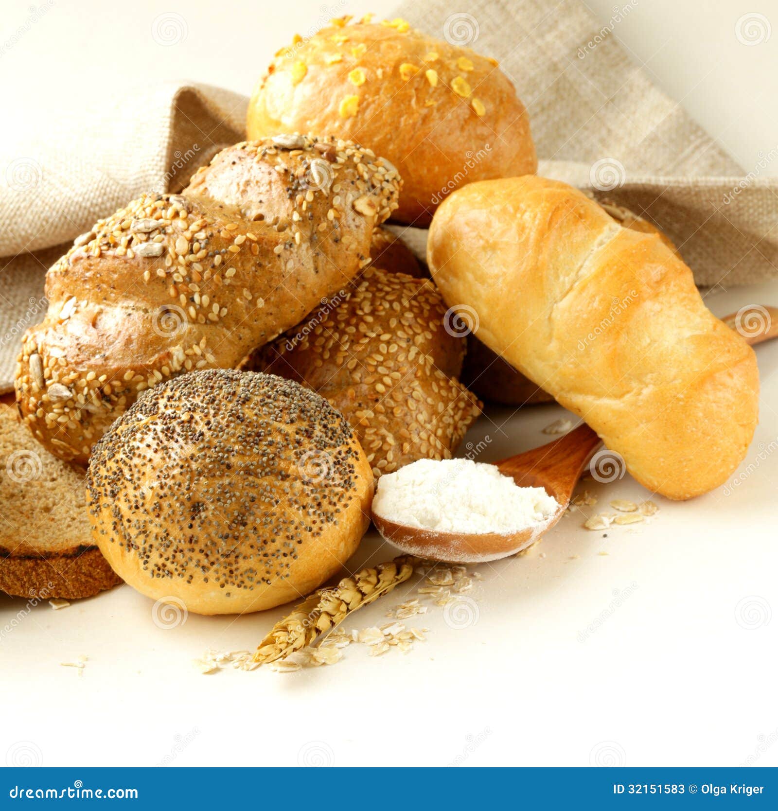 Diverso Pan (pan De Centeno, Pan Blanco, Bollo) Imagen de archivo ...