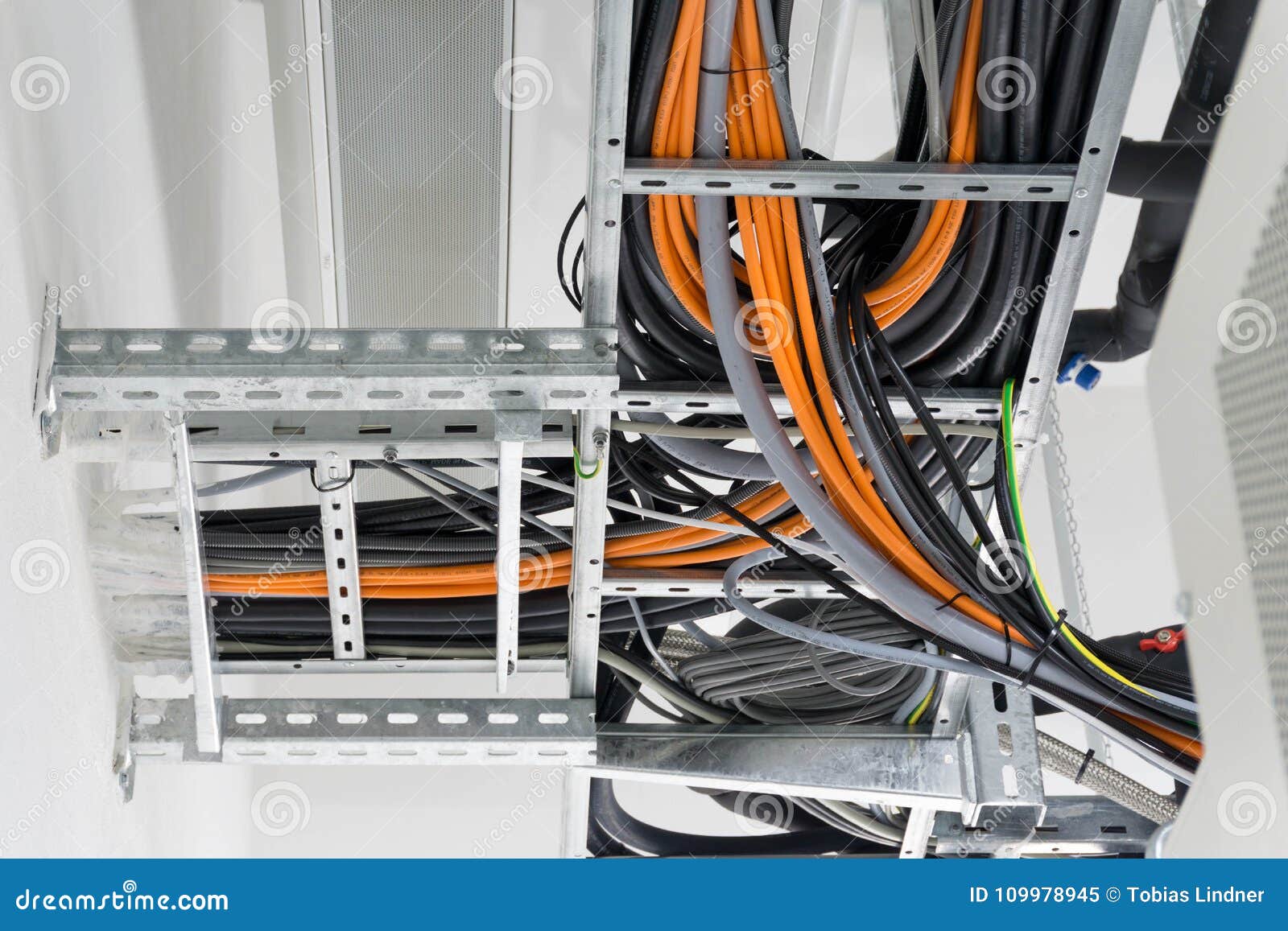 Diversos Cables En Conducto O El Canal De Cable Imagen de archivo ...