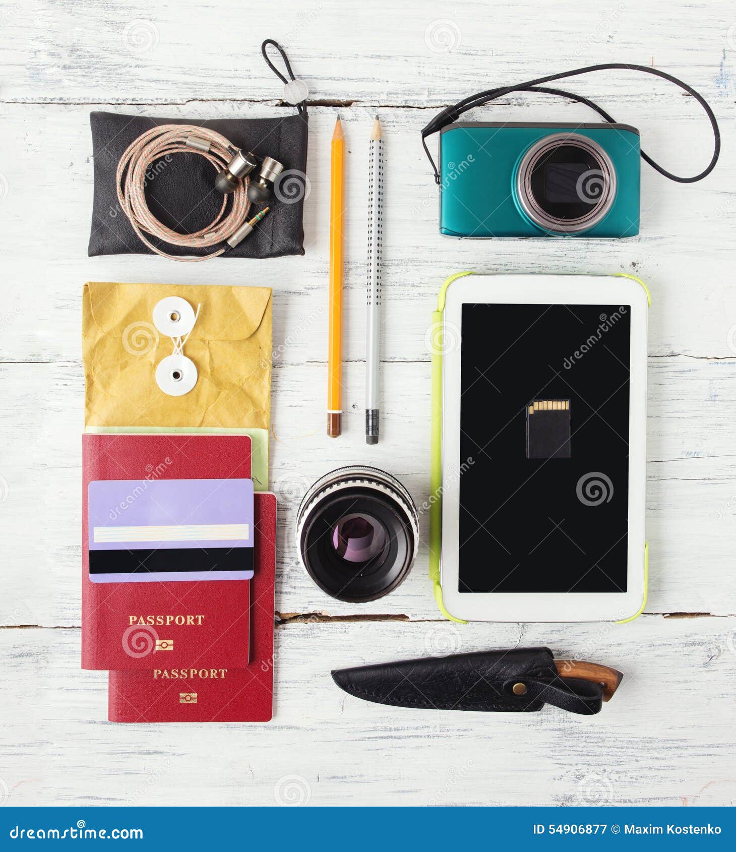 Diversos Objetos Para Viajar En La Madera Imagen de archivo - Imagen de ...