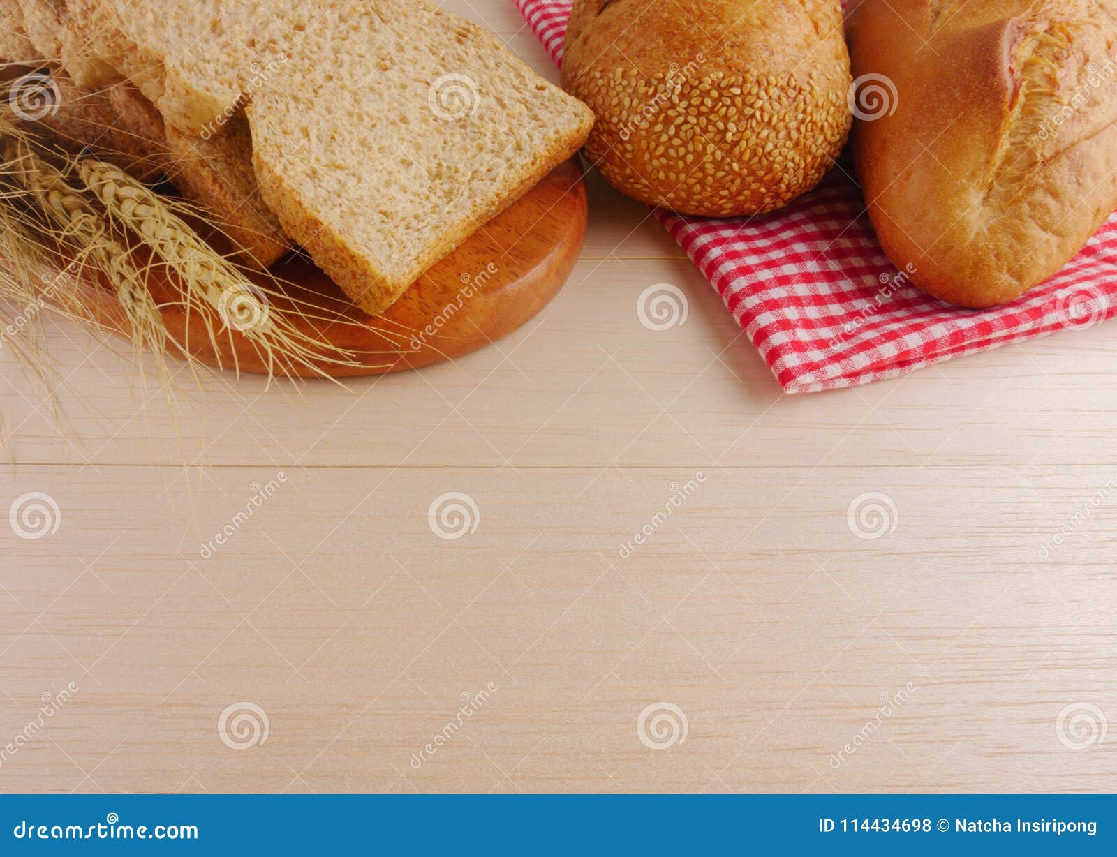 Diversos Panes En Endecha De Madera Del Plano De La Placa Foto de ...