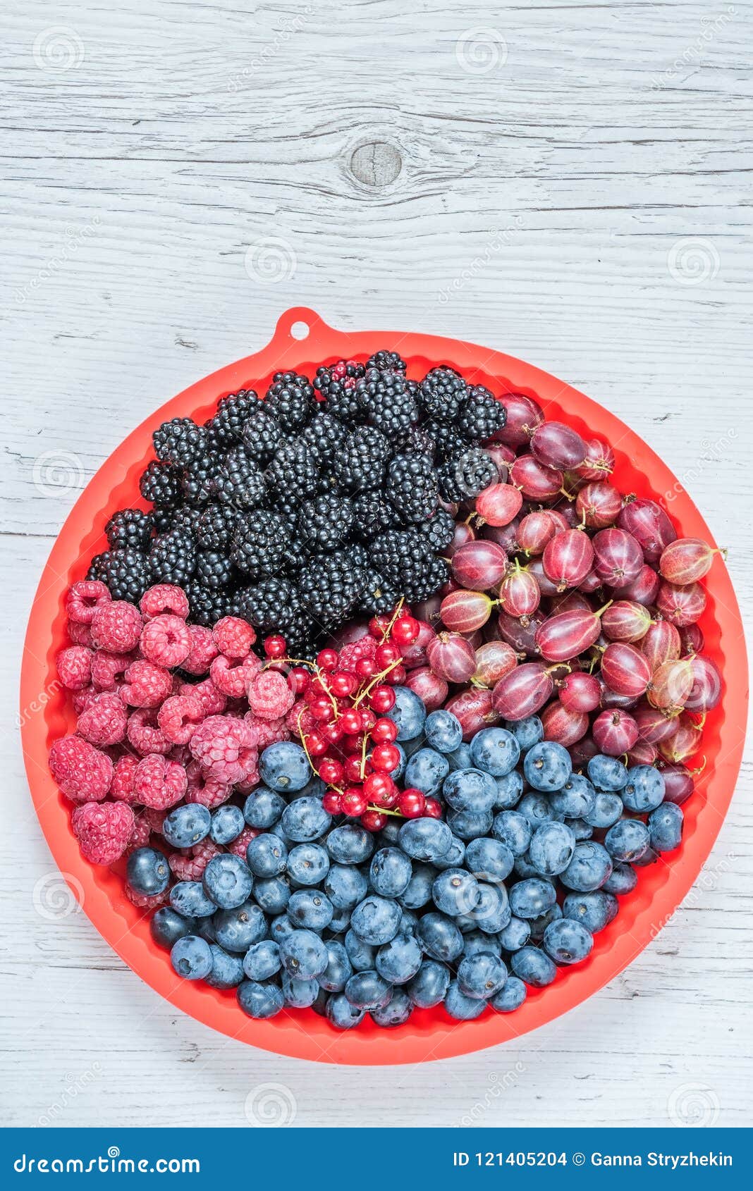 Diversos Tipos De Bayas En Una Placa Roja Foto de archivo - Imagen de ...