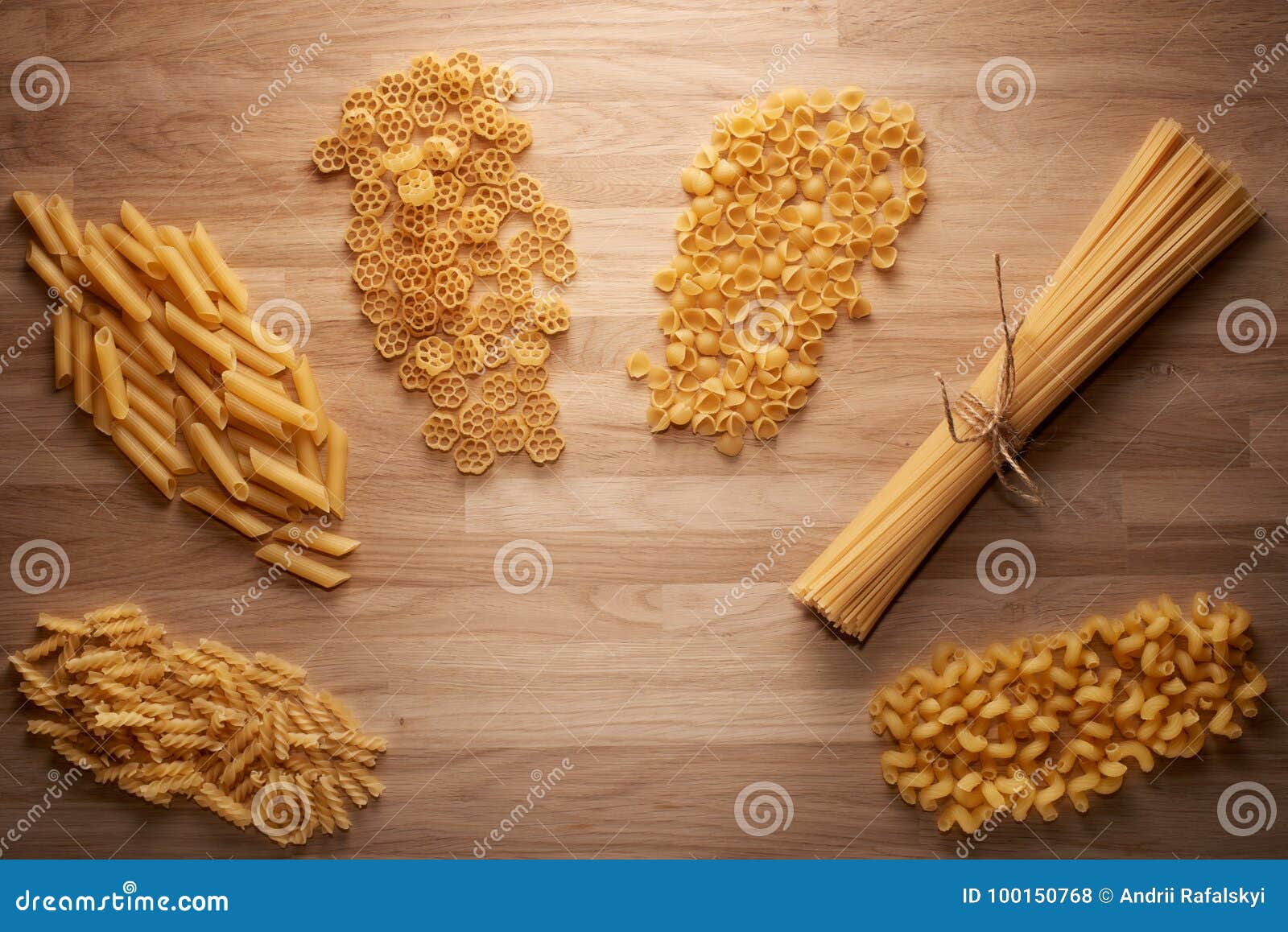 Diversos Tipos De Massa Seca Na Tabela De Madeira Clara Foto de Stock ...