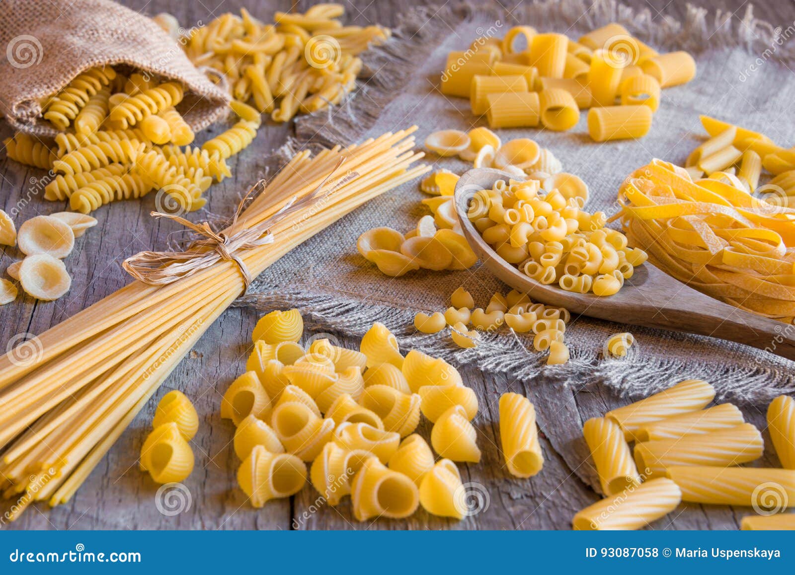 Diversos Tipos De Pastas Secas Foto de archivo - Imagen de alimento, tipos: 93087058