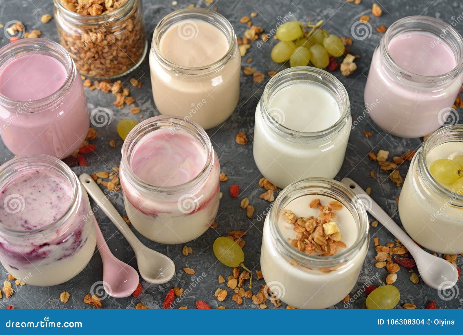 Diversos yogures naturales foto de archivo. Imagen de producto - 106308304