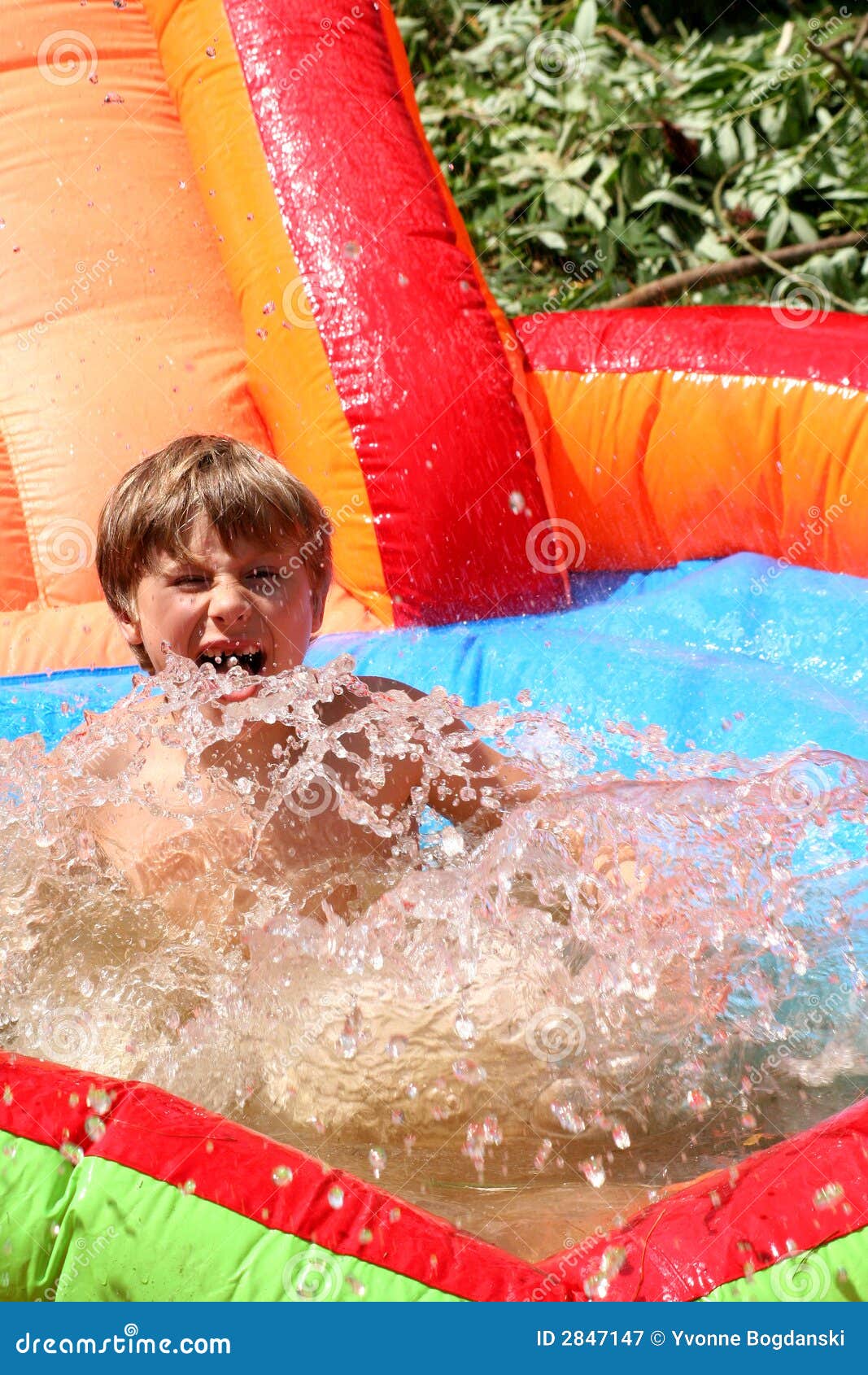 Divertirse imagen de archivo. Imagen de piscina, diapositiva - 2847147