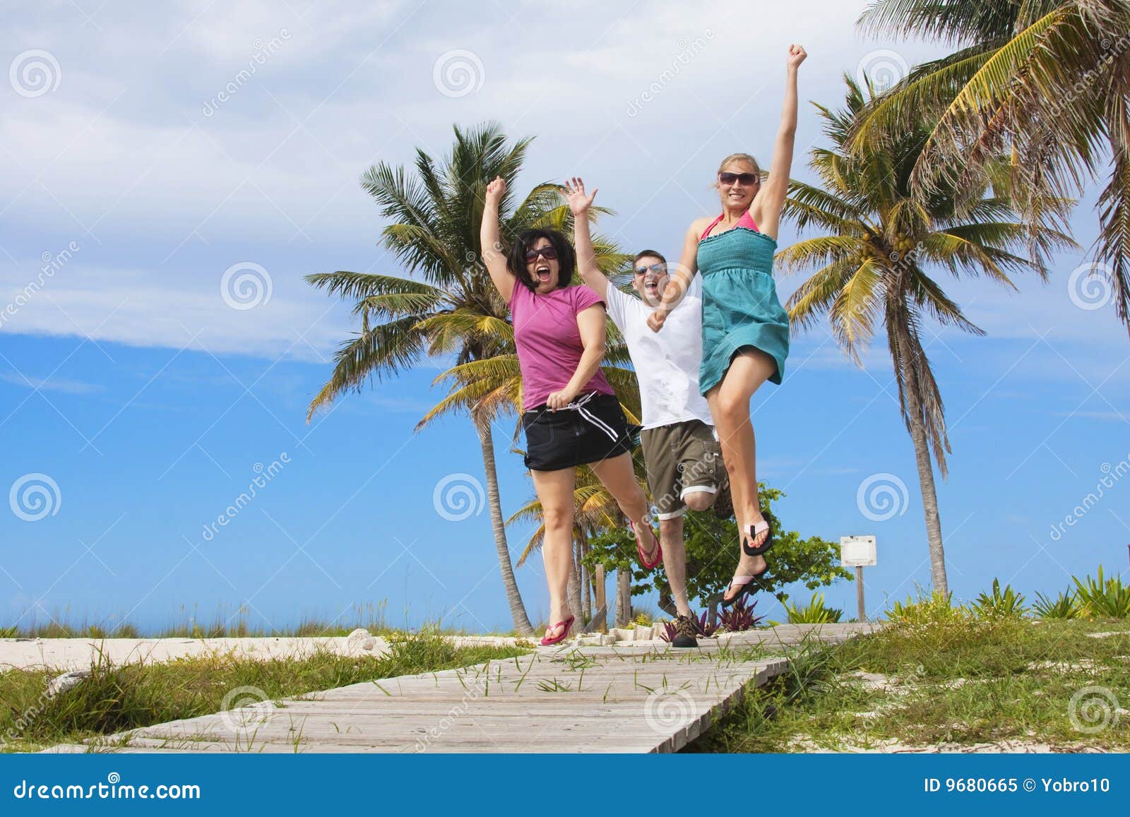 Divertirse en la playa imagen de archivo. Imagen de sonriente - 9680665