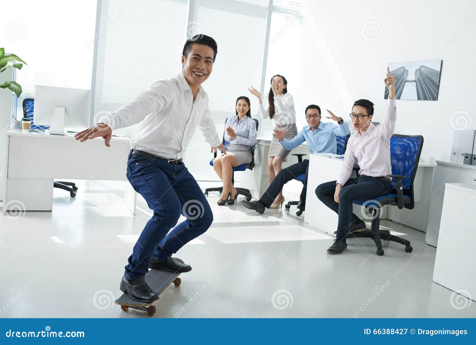 Divertirse en oficina imagen de archivo. Imagen de carrera - 66388427