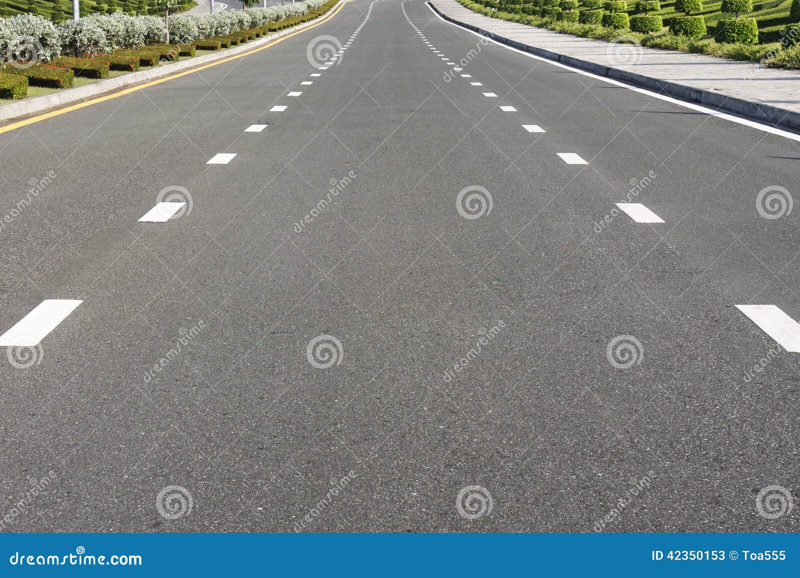 Dividing Line on Surface Road Stock Image - Image of space, clean: 42350153