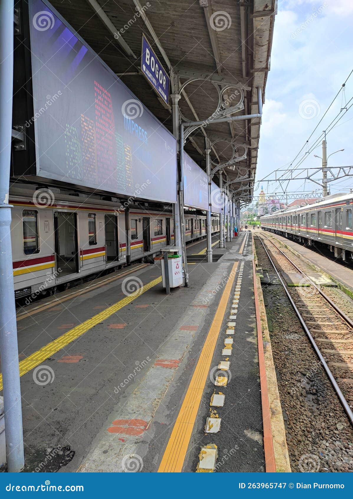 The Dividing Platform between Trains and Train Users Editorial ...