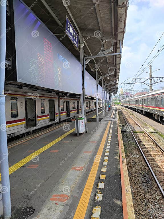 The Dividing Platform between Trains and Train Users Editorial ...