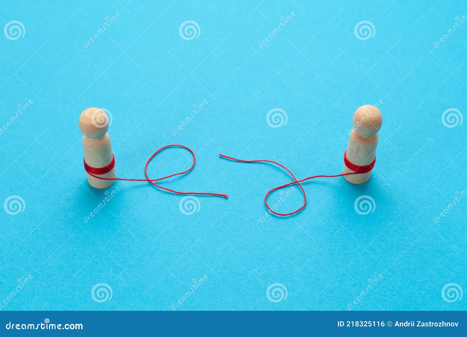 Divorce of a Married Couple. Two Figures of People with a Broken Thread ...