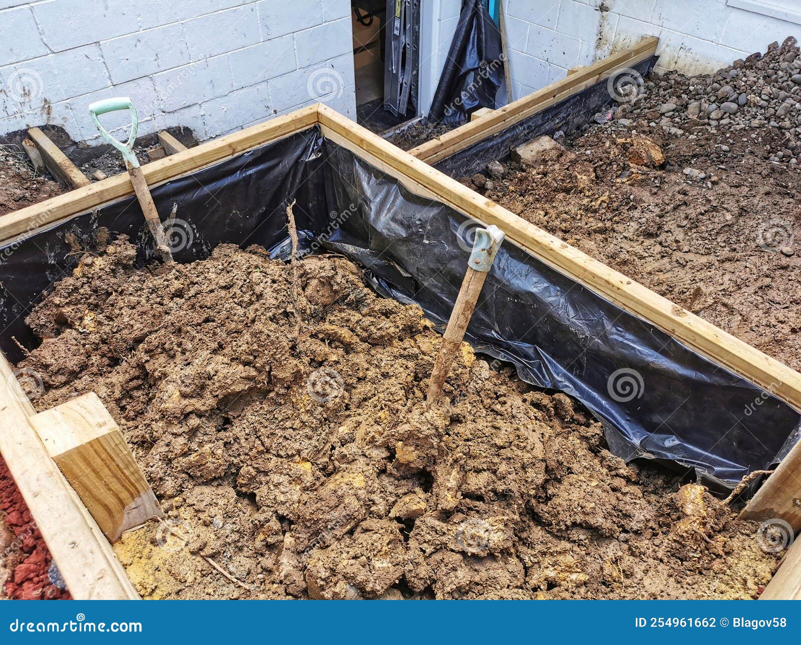 DIY Construction of a Small Retaining Wall with Waterproofing Membrane ...