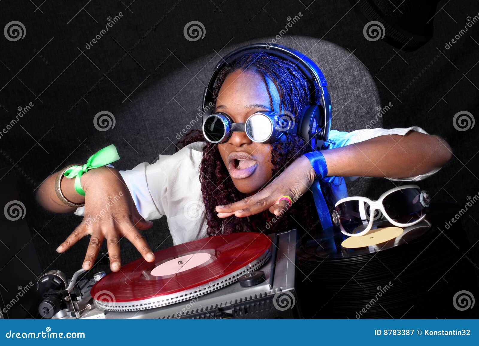 DJ afro-americano imagem de stock. Imagem de auditivo - 8783387