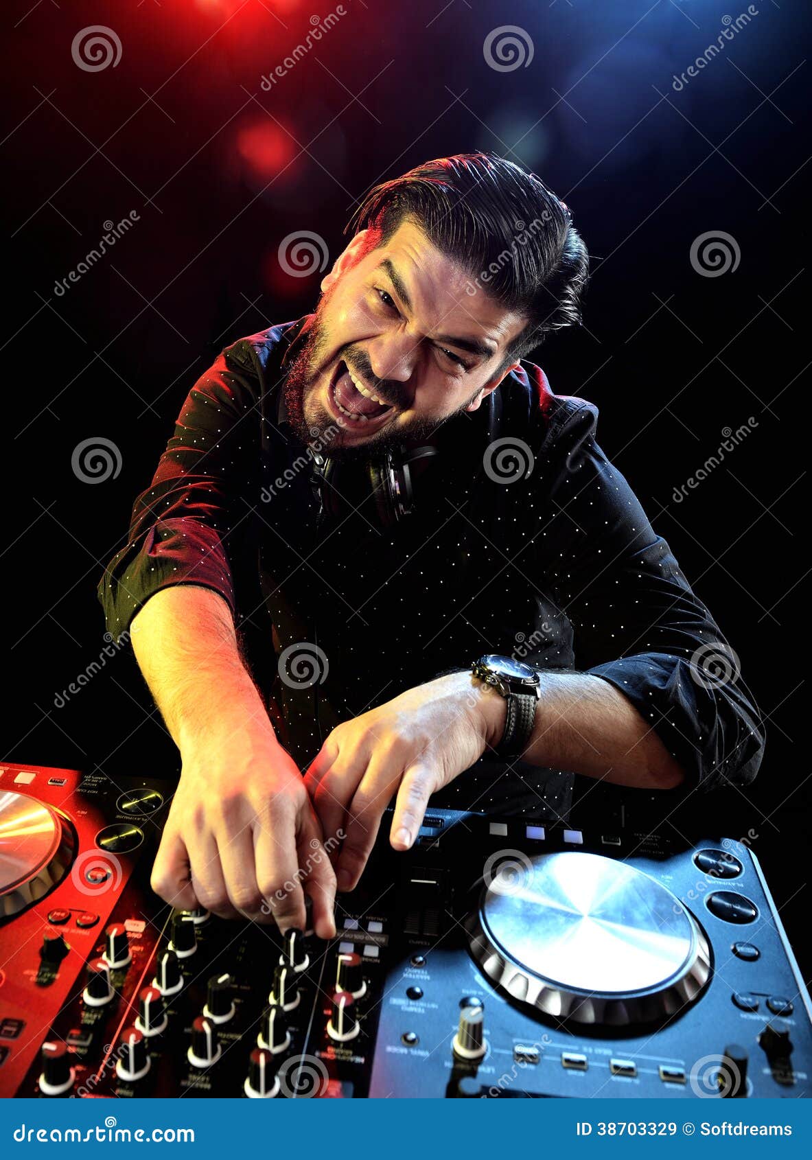 DJ, das Musik spielt stockbild. Bild von verrückt, freude - 38703329