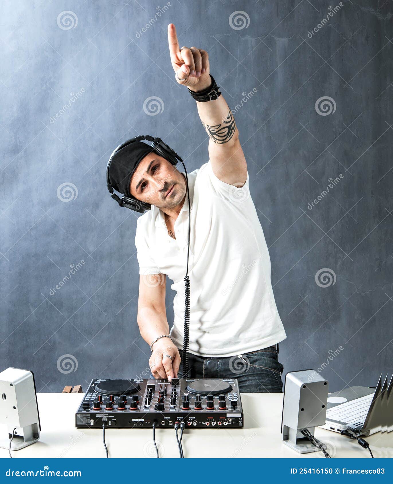 DJ en el trabajo foto de archivo. Imagen de disco, mezclador - 25416150