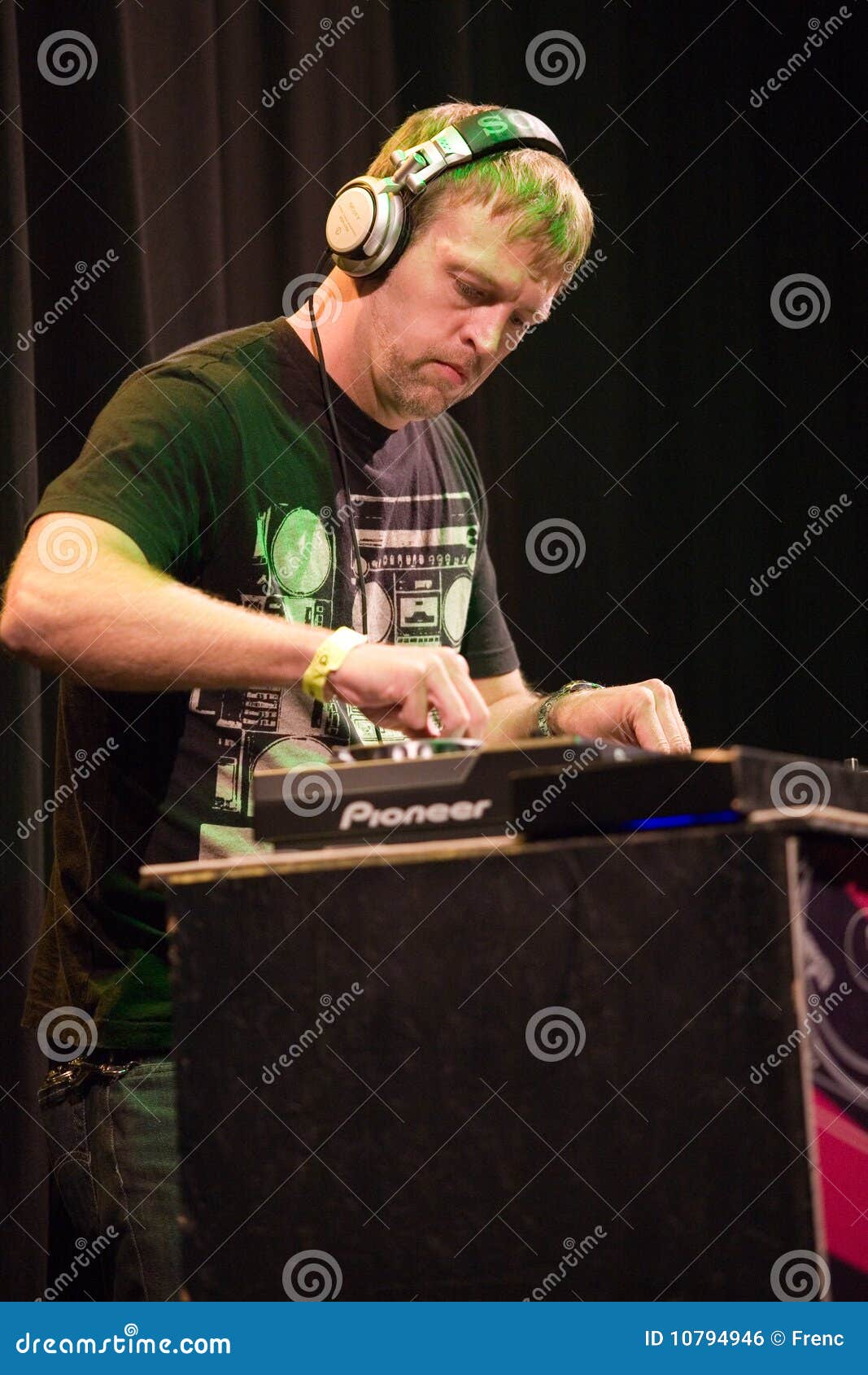 DJ Party Ben Perform on Stage at Zold Pardon Editorial Photo - Image of ...