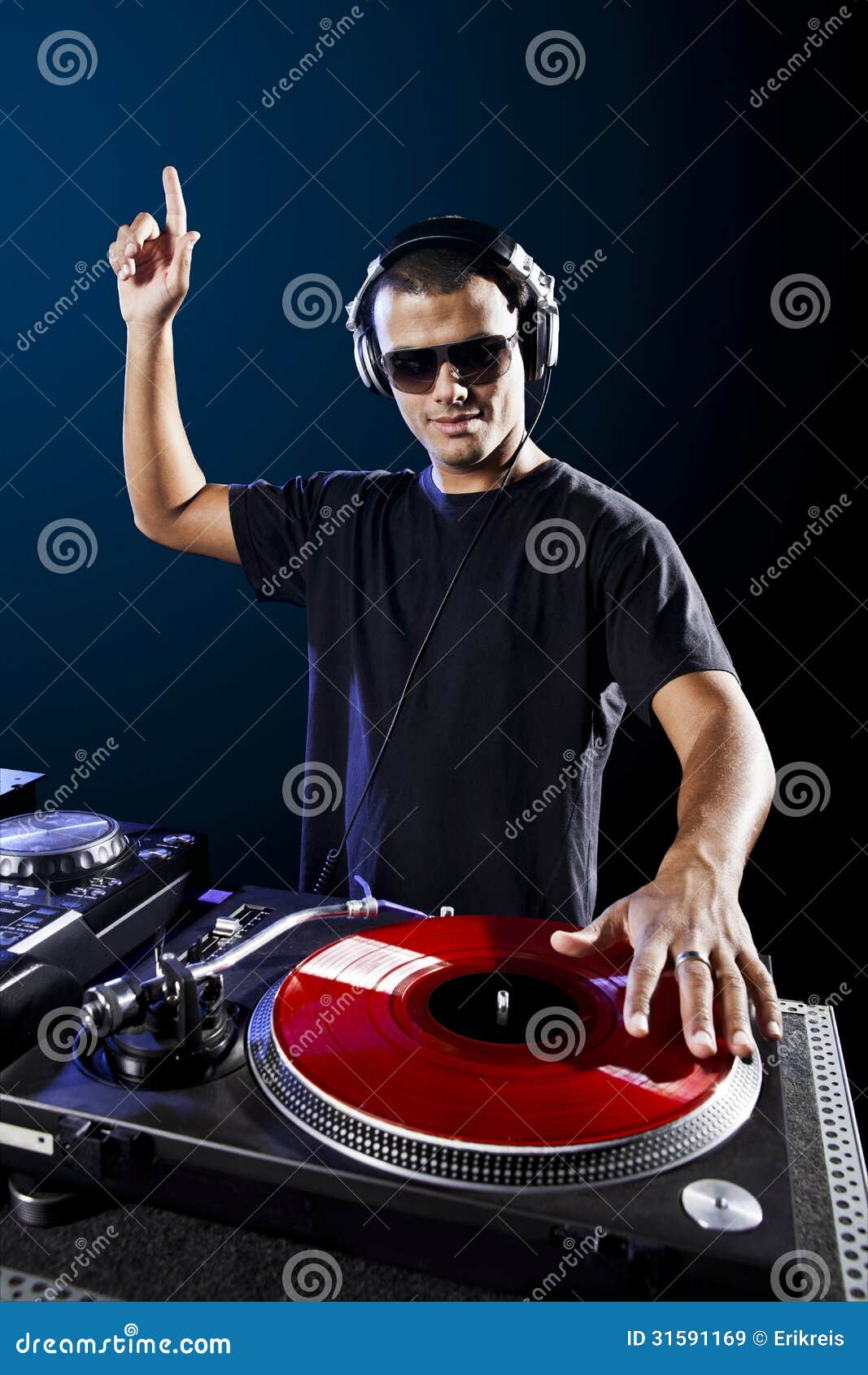 DJ que juega música imagen de archivo. Imagen de sonrisa - 31591169