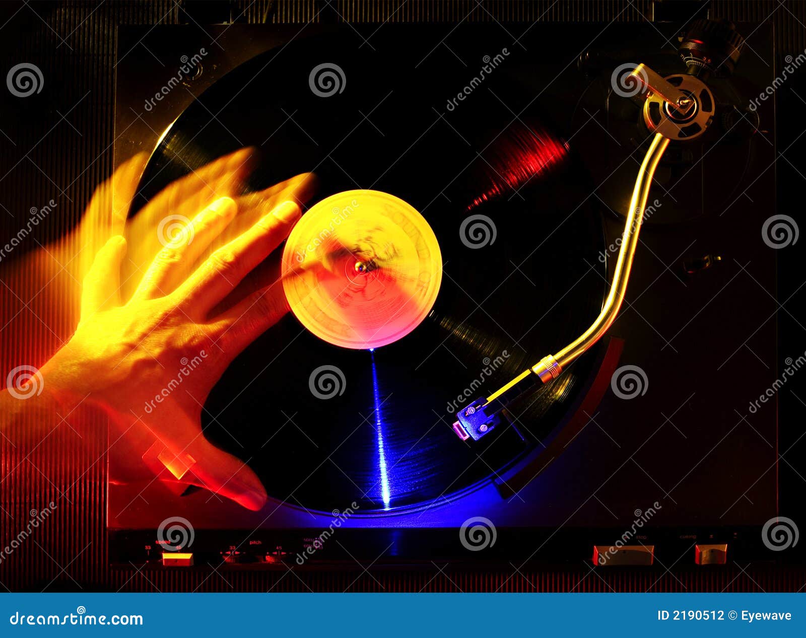 DJ Que Risca Um Disco Do Vinil Foto de Stock - Imagem de clube, giro ...