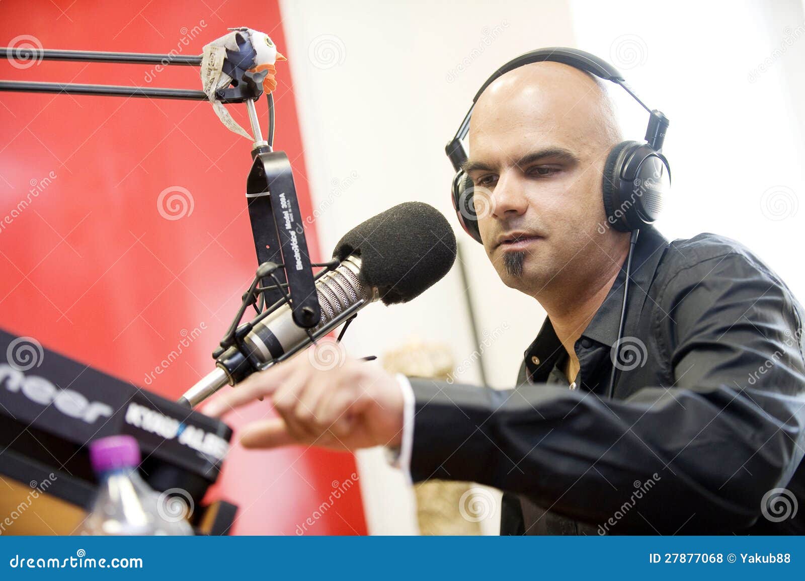 DJ Roger Shah editorial stock photo. Image of culture - 27877068