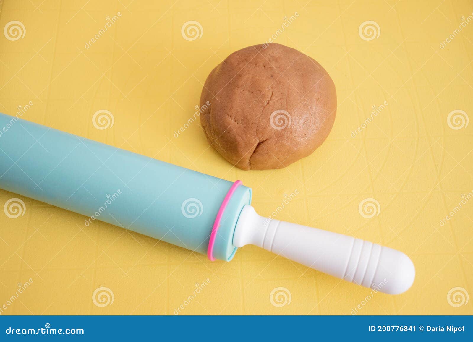 Do it Yourself: Gingerbread Cookies Tutorial. Step by Step Recipe. Step ...