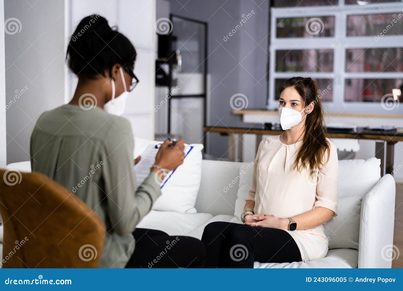 Doble Cuidado Y Paciente Embarazada Imagen de archivo - Imagen de ...