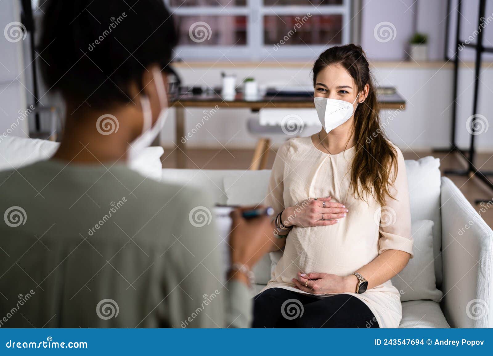 Doble Cuidado Y Paciente Embarazada Foto de archivo - Imagen de ...