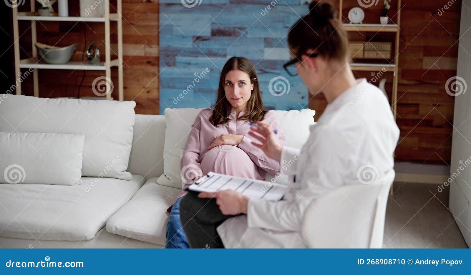 Doble Cuidado Y Paciente Embarazada Foto de archivo - Imagen de ...