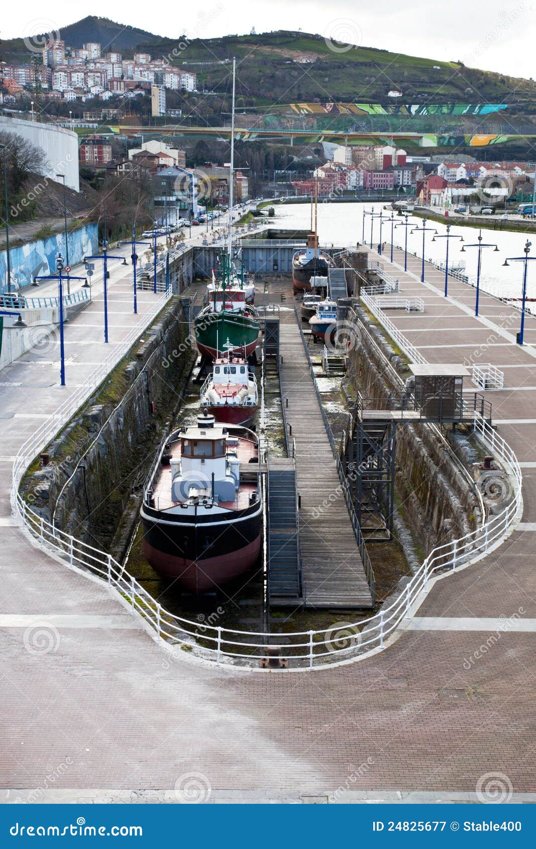 Doca seca imagem de stock. Imagem de reboque, antiguidades - 24825677