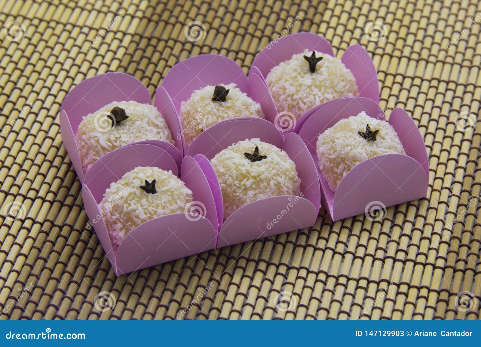 Doce Brasileiro Tradicional Com Coco Raspado Beijinho Imagem de Stock ...