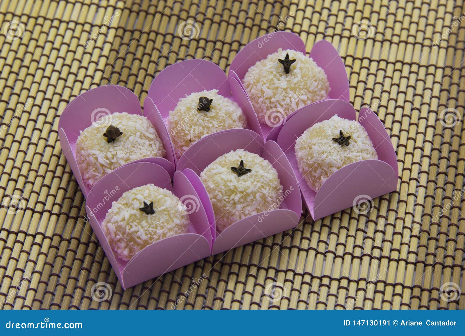 Doce Brasileiro Tradicional Com Coco Raspado Beijinho Imagem de Stock ...