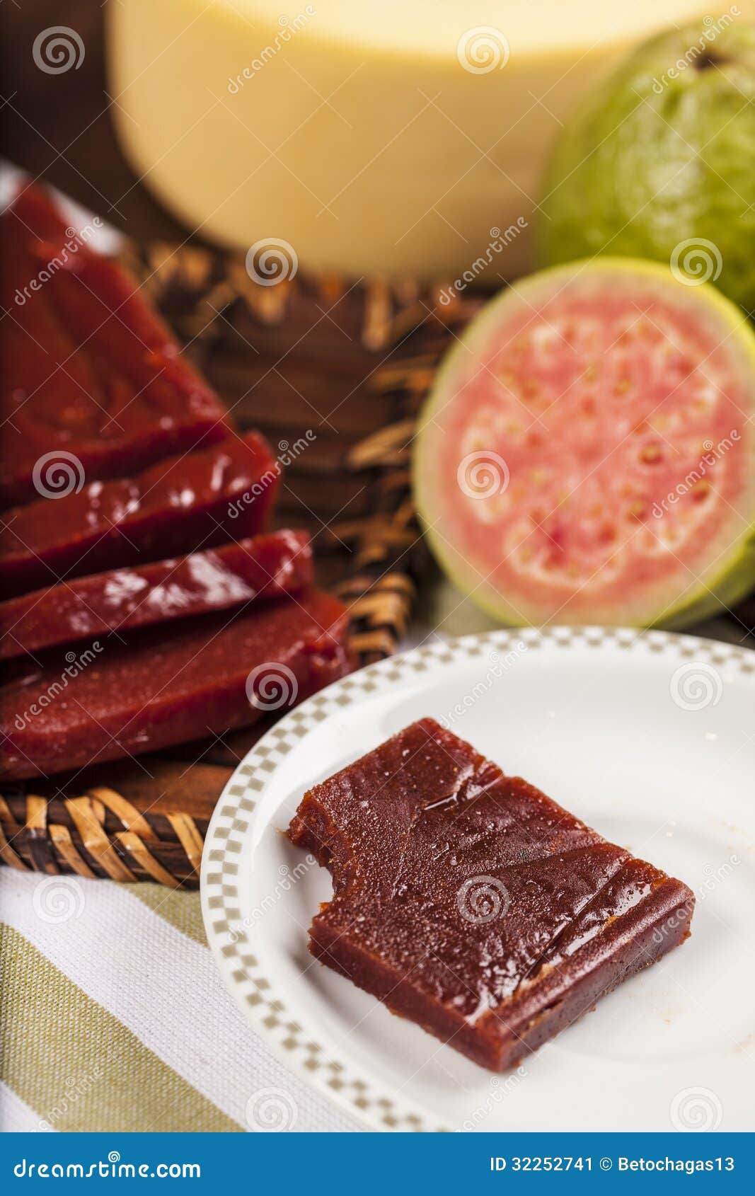 Doce da goiaba, Goiabada imagem de stock. Imagem de tropical - 32252741