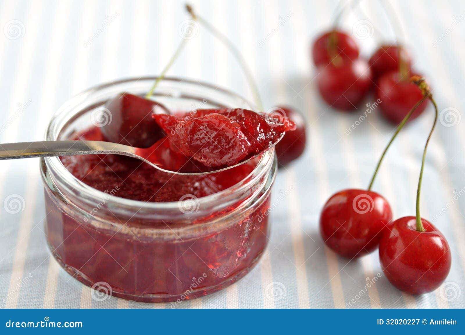 Doce de cereja imagem de stock. Imagem de doce, frasco - 32020227