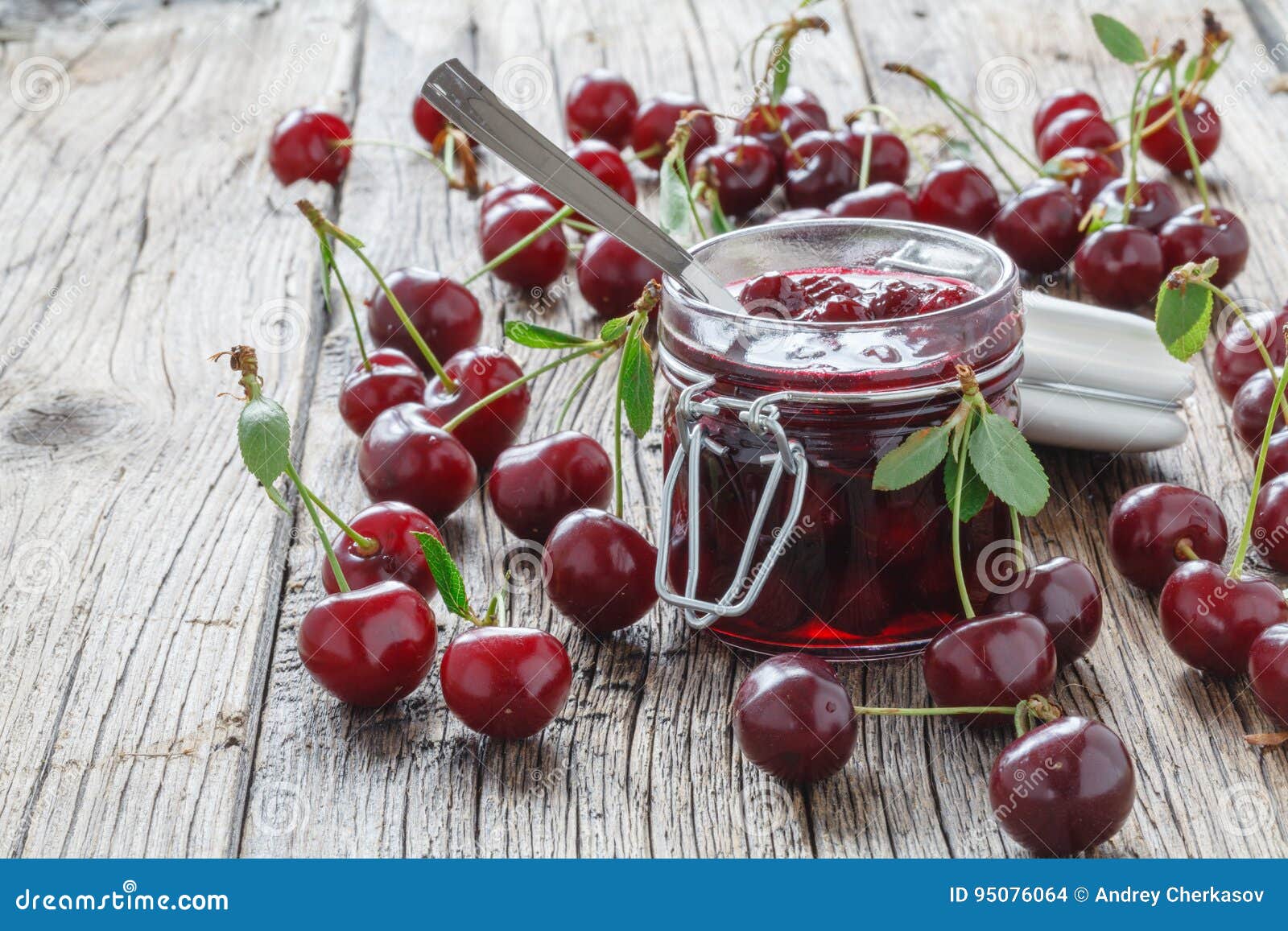 Doce De Cereja Preta Caseiro Doce No Frasco Foto de Stock - Imagem de ...