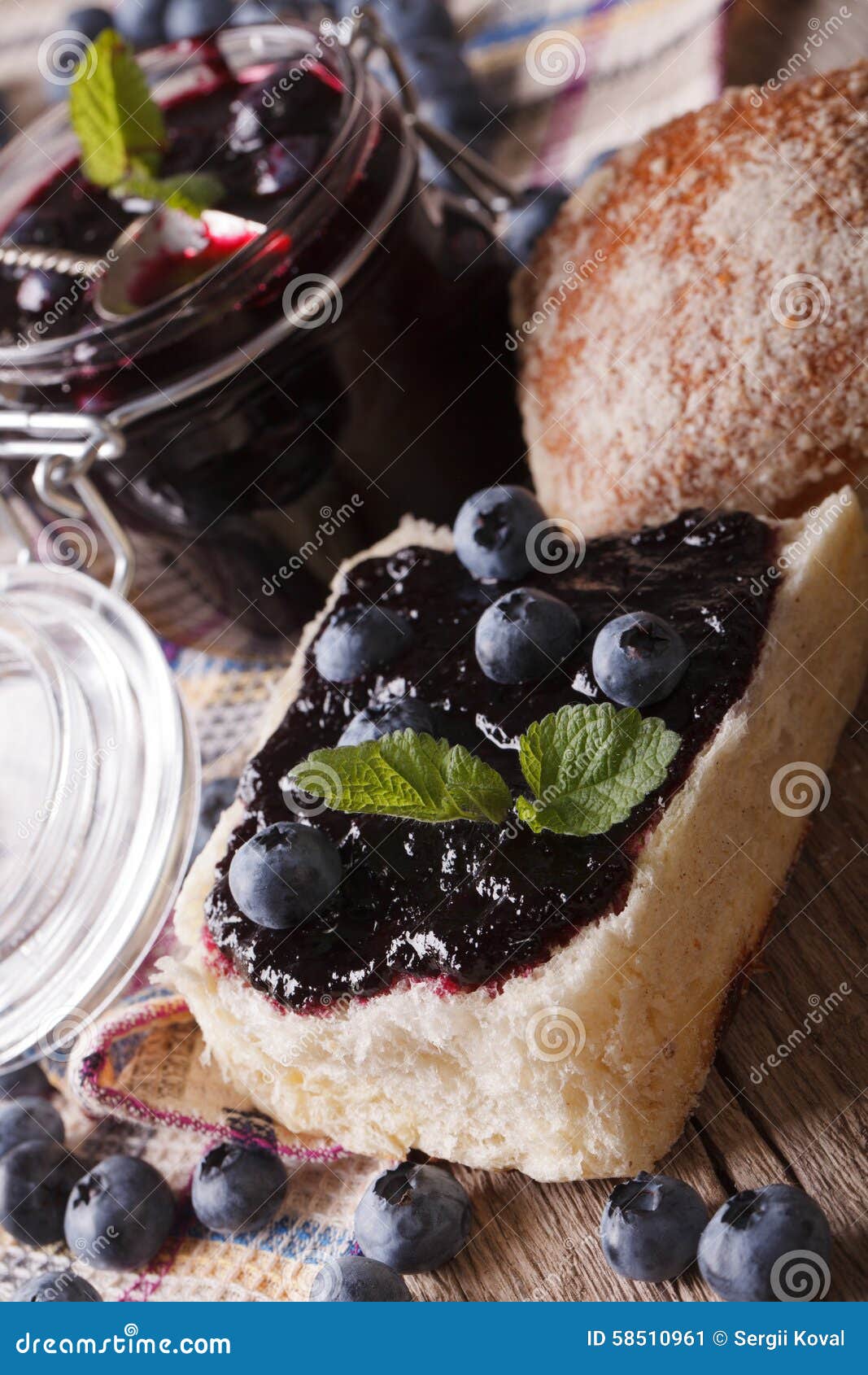 Doce Do Mirtilo E Macro Doce Do Bolo Na Tabela Vertical Imagem de Stock ...