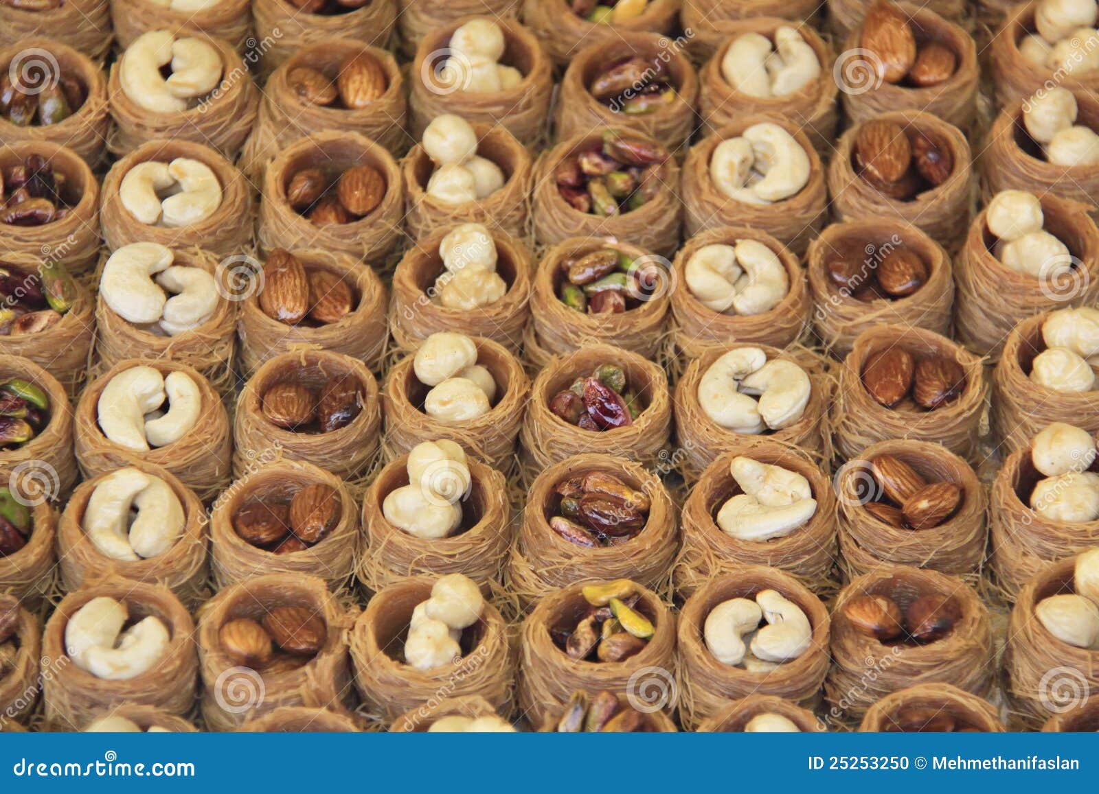 Doce turco (Kadayif) foto de stock. Imagem de cozinhar - 25253250