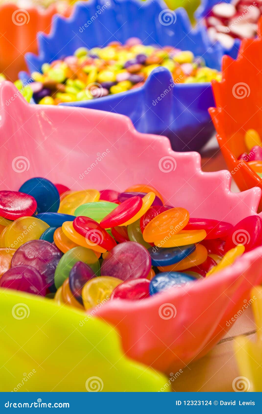 Doces coloridos foto de stock. Imagem de bacia, brilhante - 12323124
